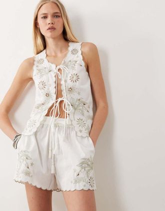 Accessorize &Auml;rmelloses Strand-Oberteil in Elfenbein mit floralen Zierausschnitten und Bindedetail vorne-Wei&szlig;
