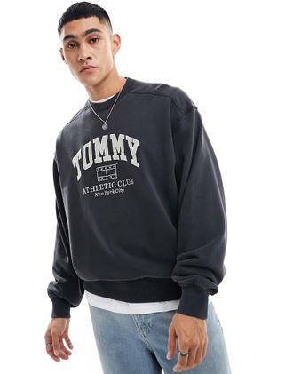 Tommy Jeans Kastiges Sweatshirt in Schwarz mit Rundhalsausschnitt
