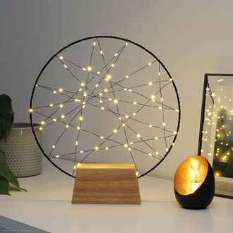 Hellum LED Traumfänger, Ring Ø35cm, Dekoring mit Fuß mit 100 warmweißen LED, Lichterkranz Fenster innen mit Holzsockel, Metallkranz mit Timer und Fernbedienu