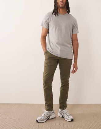 Farah Elm - Twill-Chinohose in Khaki mit geradem Schnitt-Gr&uuml;n