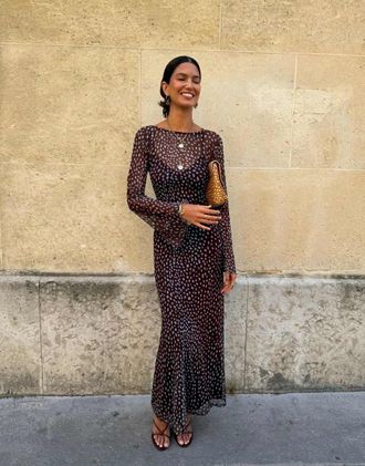 Never Fully Dressed Maxikleid mit Mesh-Overlay, U-Boot-Ausschnitt und ausgestellten &Auml;rmeln in Schokobraun und blauem Hirschprint-Multi