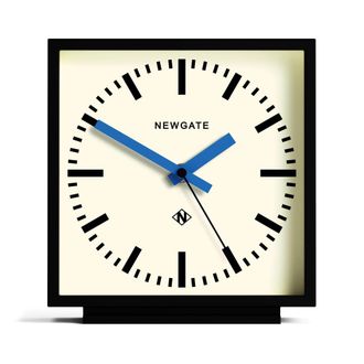 Newgate Watches Amp Schreibtisch Uhr | Quadratische bahnhofsuhr Design | Schwarzes gehäuse mit blauen zeigern | Moderner Stil für Schreibtisch, tischplatte, kaminsims