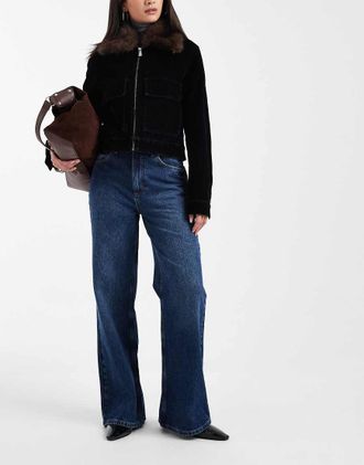 Asos Jeans in Mittelblau mit mittelhohem Bund und G&uuml;rtelschnalle hinten