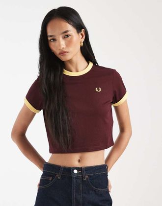 Fred Perry Kurzes Ringer-T-Shirt in Ochsenblutrot mit Logo