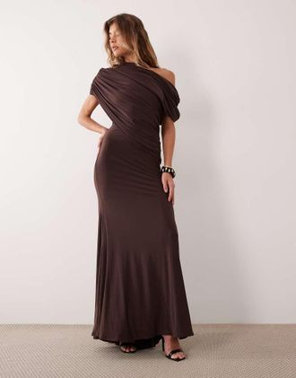 Asos robe longue &agrave; &eacute;paules nues avec corsage effet cache-coeur et tra&icirc;ne, couleur chocolat-Marron