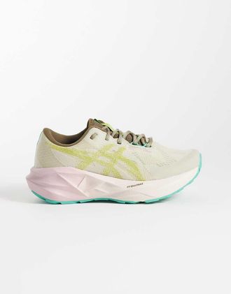 Asics Novablast 5 TR - Lauf-Sneaker in hellem Staubbeige und Cacti-Gr&uuml;n-Neutral