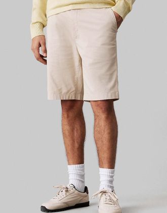 Calvin Klein Gerade geschnittene Chino-Shorts aus Twill in Silver Lining-Neutral