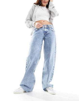Levi's Locker geschnittene Jeans in hellblauer Acid-Waschung mit sehr niedrigem Bund