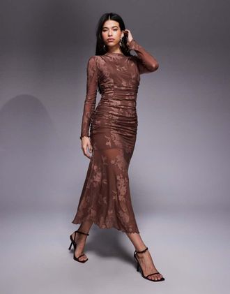 Asos Robe longue et fronc&eacute;e en tissu d&eacute;vor&eacute; &agrave; manches longues - Chocolat-Brown