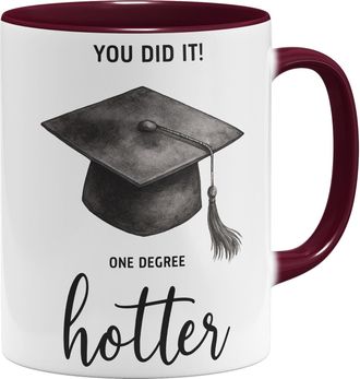 OM3 One Degree Hotter Kaffee-Tasse mit Spruch - Abschluss Hut f&uuml;r Bachelor Master Studium Graduation - Gl&uuml;ckwunsch Diplom bestandene Pr&uuml;fung - Keramik Bec