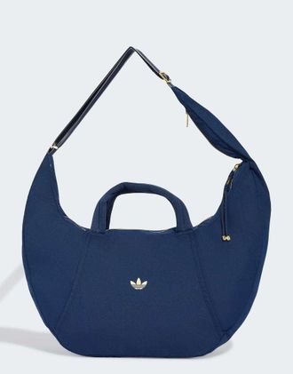 adidas adidas Performance - OG Sport - Gro&szlig;e Croissant-Tasche in Night Indigo/Warm Vanilla-Lila
