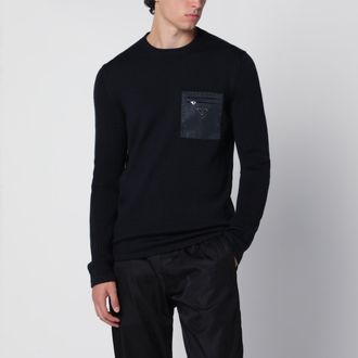 Prada Blauer Wollpullover mit Re-Nylon-Tasche