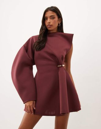 Asos Minikleid mit goldfarbenen Metall-Details, Struktur und One-Shoulder-Tr&auml;ger in Weinrot aus Scuba-Material