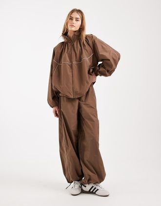 Asos Pantalon de surv&ecirc;tement densemble oversize de qualit&eacute; sup&eacute;rieure - Marron/rose-Brown