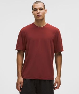 lululemon Geb&uuml;rstetes Yoga-T-Shirt mit Rundhals f&uuml;r M&auml;nner - Gr&ouml;&szlig;e XL in Rockwood