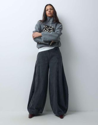 Asos extreme Wide-Leg-Barrel-Jeans in verwaschenem Schwarz