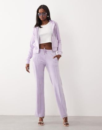 Juicy Couture Weit geschnittene Velours-Jogginghose in Flieder mit niedrigem Bund und Strass-Logo, Kombiteil-Lila