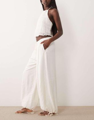 Abercrombie & Fitch Ballonhose in Wei&szlig; mit Knitterstruktur