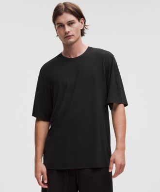 lululemon Geb&uuml;rstetes Yoga-T-Shirt mit Rundhals f&uuml;r M&auml;nner - Gr&ouml;&szlig;e 2XL in Black