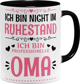 OM3 Lustige Kaffee-Tasse mit Spruch - Ich bin nicht im Ruhestand ich bin professionelle Oma - Keramik Becher - 11oz 325ml - Beidseitig Bedruckt - Schwarz