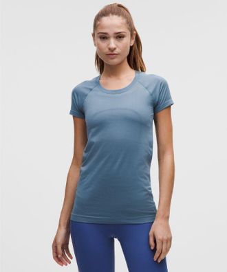 lululemon Swiftly Tech Kurzarmshirt 2.0 H&uuml;ftl&auml;nge f&uuml;r Frauen - Gr&ouml;&szlig;e 10 in Steel Blue