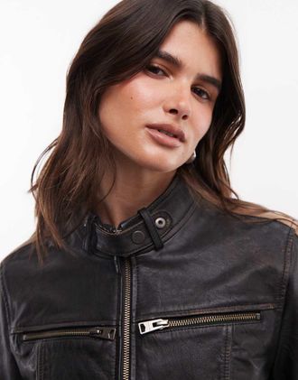 AllSaints Tiggy Leder-Bikerjacke mit Racer-Streifen und Rei&szlig;verschlussdetails in Schwarz