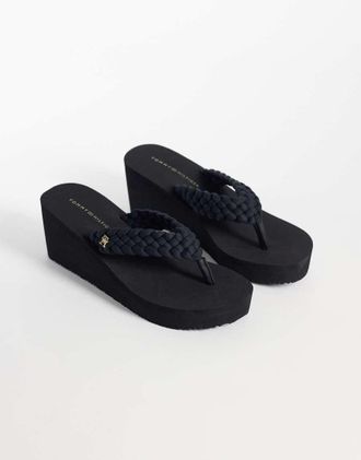 Tommy Hilfiger Geflochtene Zehentrennersandalen in Schwarz mit Keilabsatz