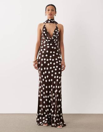 Asos Robe longue satin&eacute;e &agrave; col b&eacute;nitier et foulard-multicolore