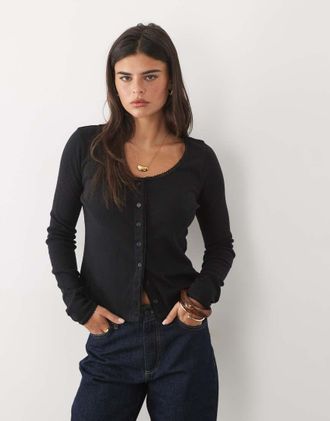 Nobody's Child Erin Cardigan aus Baumwolle mit Pointelle-Strick, Rundhalsausschnitt und Spitzendetail in Schwarz
