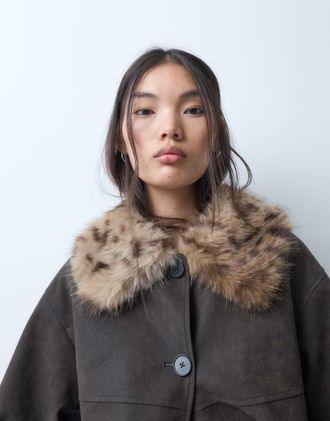 Reclaimed Vintage veste en cuir vieilli &agrave; contraste en faux-fur imprim&eacute; animal-Marron