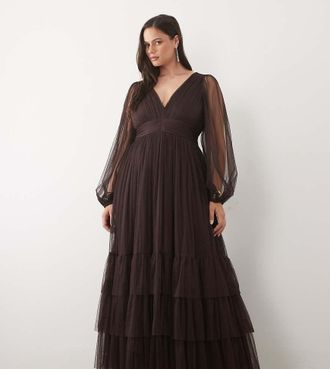 Lace & Beads Plus robe longue en tulle &agrave; manches transparentes, d&eacute;collet&eacute; plongeant et volants, couleur chocolat-Marron