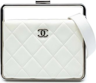 Chanel Hobo Bags - Quilted Lambskin Metal Bar Convertible Clutch - Gr. unisize - in Wei&szlig; - f&uuml;r Damen
