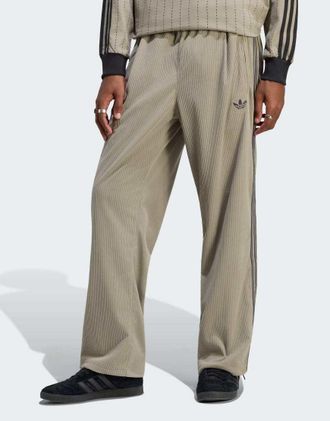 adidas Originals pantalon de surv&ecirc;tement Firebird en velours c&ocirc;tel&eacute; gris galet-Argent&eacute;