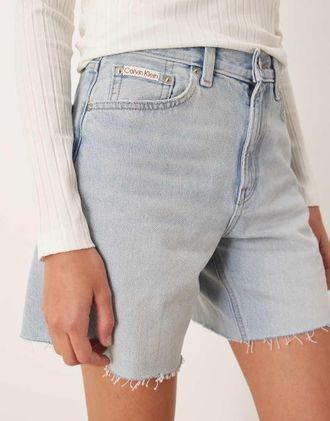 Calvin Klein Jeans Short en jean mi-long style ann&eacute;es 90 - Bleu d&eacute;lav&eacute;