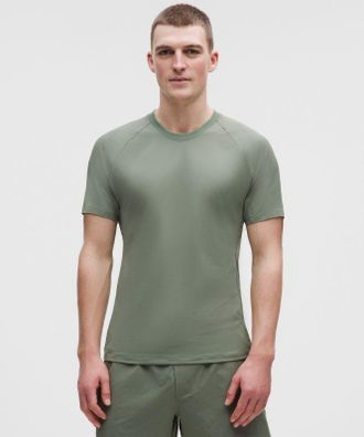 lululemon Repper Short-Sleeve Shirt f&uuml;r M&auml;nner - Gr&ouml;&szlig;e 2XL in Willow Leaf