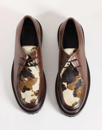 Asos chaussures &agrave; lacets style apron avec semelle crant&eacute;e, imprim&eacute; vache et marron