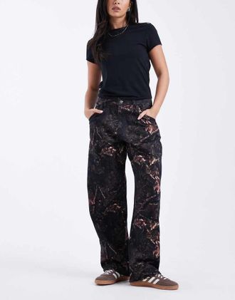 Collusion x 002 - Weite Jeans mit Military-Baum-Muster-Grün