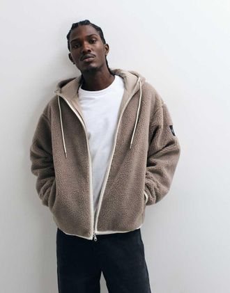Calvin Klein Jeans sweat &agrave; capuche zipp&eacute; &agrave; col chemin&eacute;e sherpa avec badge marron clair