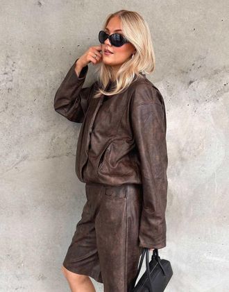 NA-KD x Sasha Sviridovskaya kurze PU-Jacke mit &Uuml;berlapp-Detail in Dunkelbraun