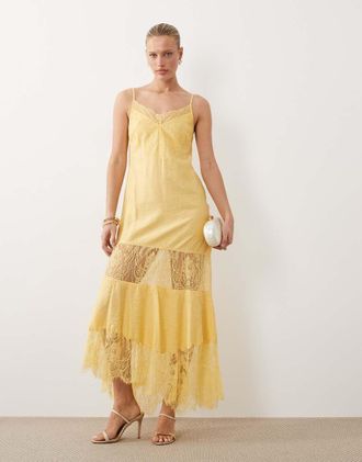 Asos Robe longue avec empi&egrave;cement en dentelle et ourlet mouchoir - Ocre-Jaune