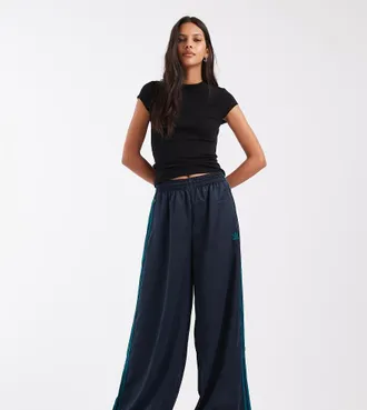 adidas Originals pantalon de surv&ecirc;tement large en satin bleu marine et bleu sarcelle - Exclusivit&eacute; ASOS