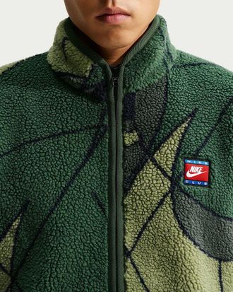 Nike Sweatshirt M NK CLUB WNTR FLC TOP AOP ART Langarm-Design, mit Rundhalsausschnitt, aus angerauter Sweatware
