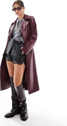 Stradivarius Trenchcoat in burgunderroter Lederoptik