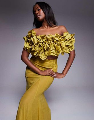 Asos Premium - Schulterfreies Maxikleid in Olivgrün mit Blumendetail