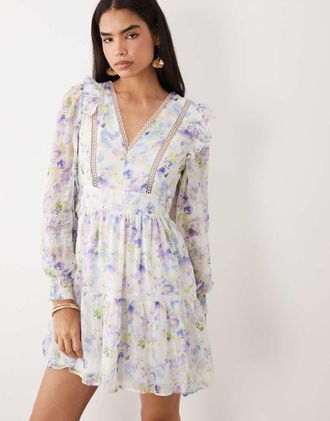 Vila Minikleid in Wei&szlig; mit Blumenmuster, Spitzendetail in Leiteroptik und R&uuml;schen