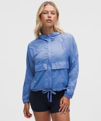 lululemon Veste Hood-Lite coupe d&eacute;contract&eacute;e pour Femmes - Bleu - Taille 2XS