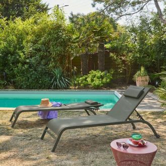 Sweeek Lot de 2 bains de soleil acier kaki multi positions avec coussin et roulettes - Ona