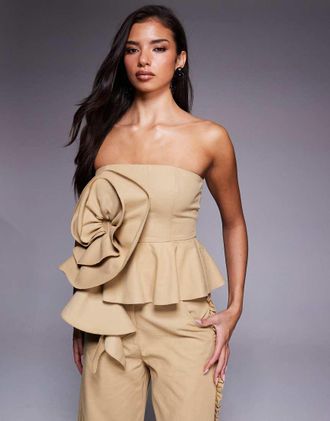 Asos Tr&auml;gerloses Oberteil aus Baumwoll-Twill in Hellbraun mit Stoffblumen-Detail, Kombiteil-Neutral