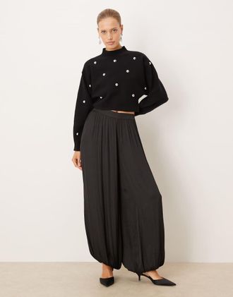 Mango Hochgeschlossener Cropped-Pullover in Schwarz mit Metallverzierung