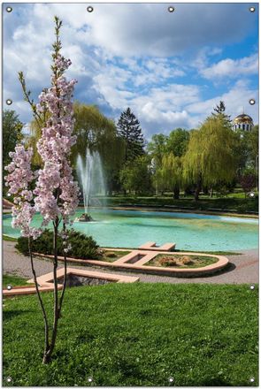 Wallario Outdoor-Poster f&uuml;r Garten oder Balkon Fr&uuml;hling im Stadtpark, Motivbanner Gr&ouml;&szlig;e: ca. 120 x 180 cm, Outdoor-Bild